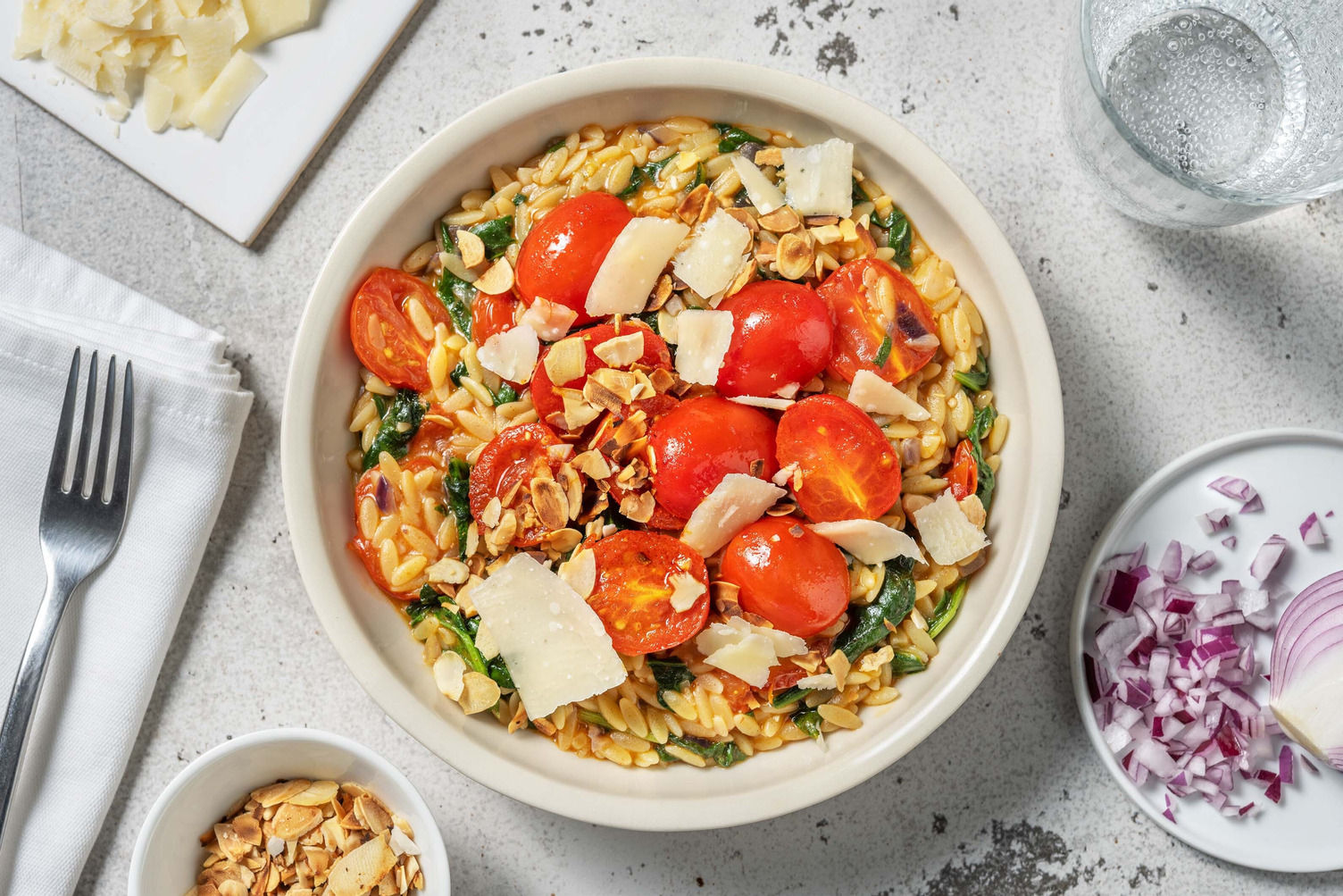 Orzo met spinazie en mini-romatomaten Recept | HelloFresh