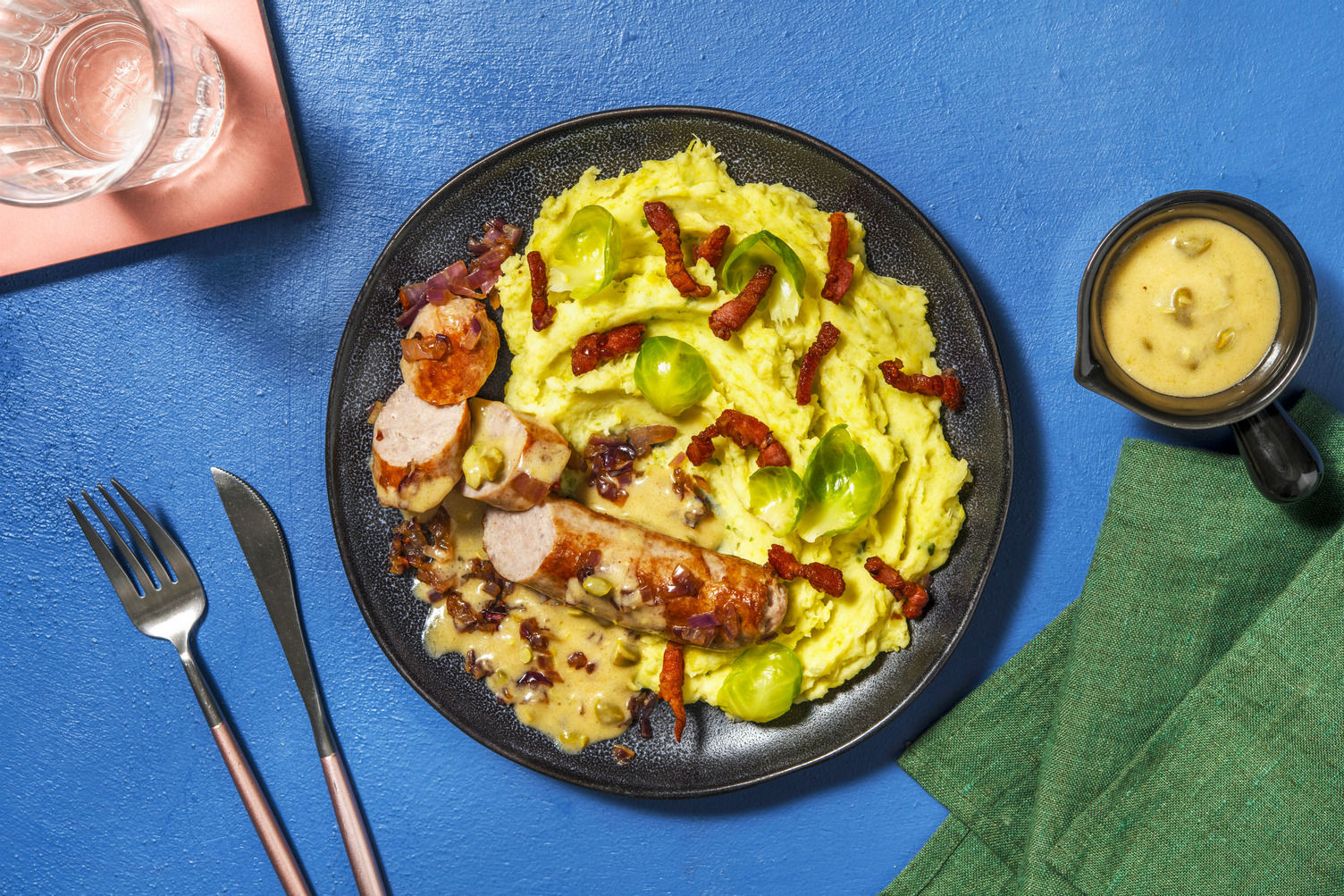 Saucisse & stoemp aux choux de Bruxelles Recette | HelloFresh