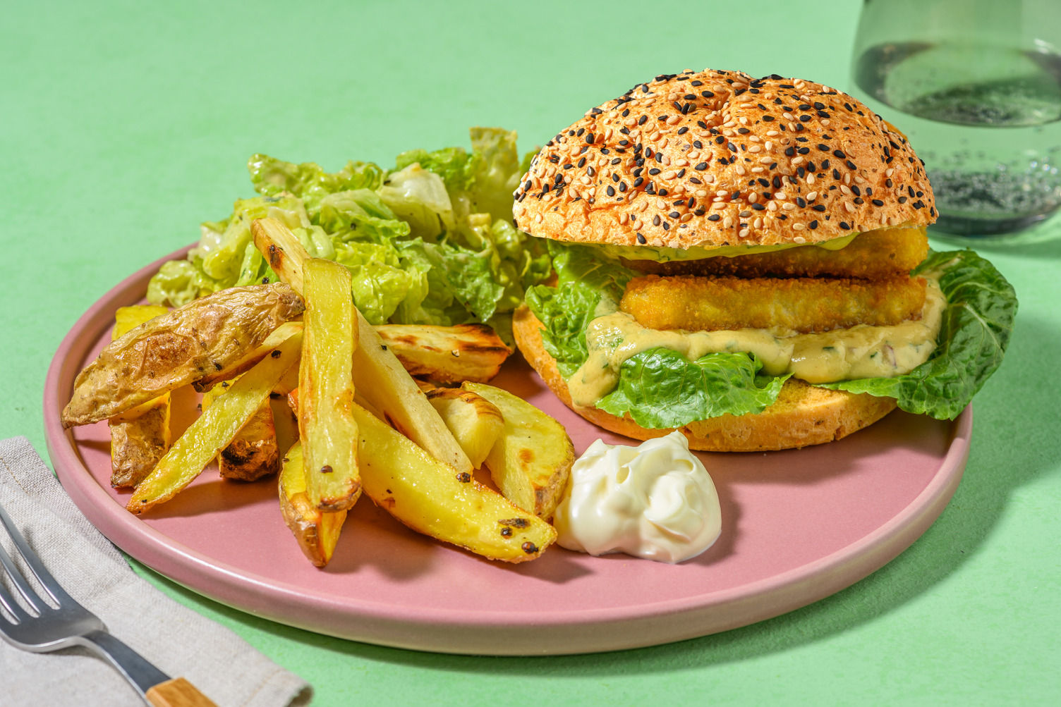 Vegetarisch broodje visstick met ravigotesaus Recept | HelloFresh