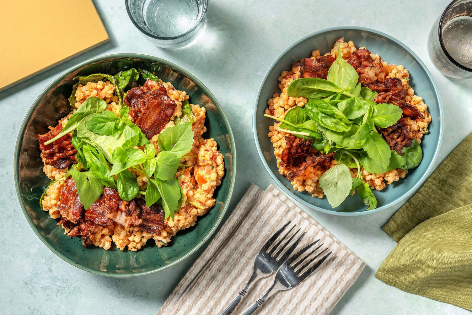 Crispy bacon pearl couscous Recept | HelloFresh