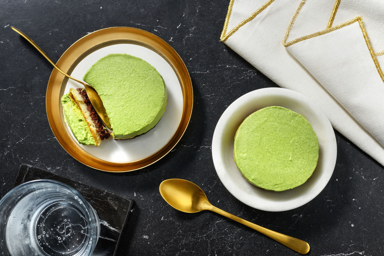 Mousses Pistache sur biscuit chocolaté Recette | HelloFresh