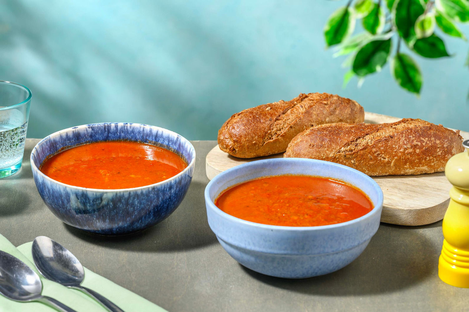 Verse linzensoep en woutkorn demi-baguette Recept | HelloFresh