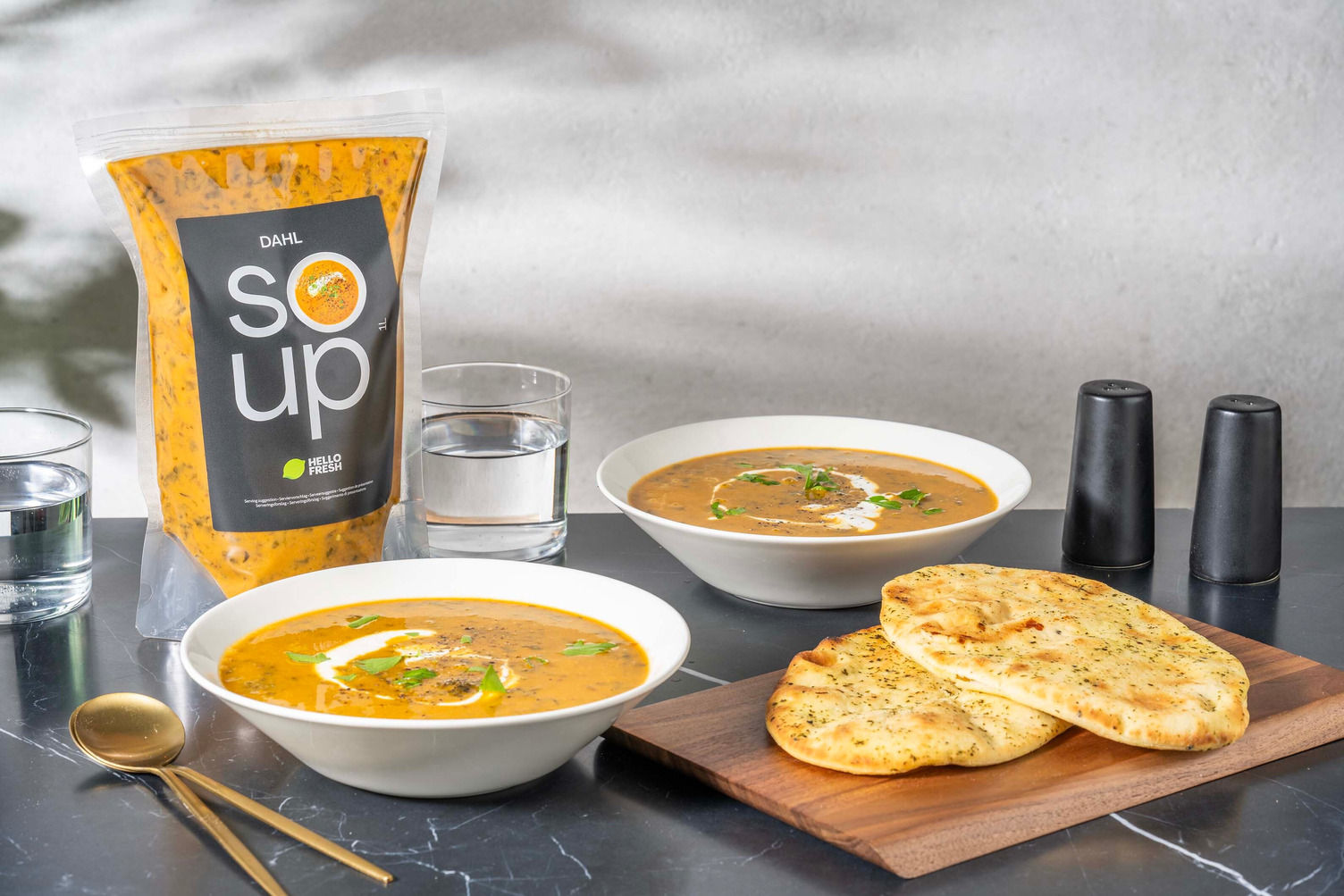 Soupe dahl à l'indienne et pain naan aux herbes et à l'ail Recette ...