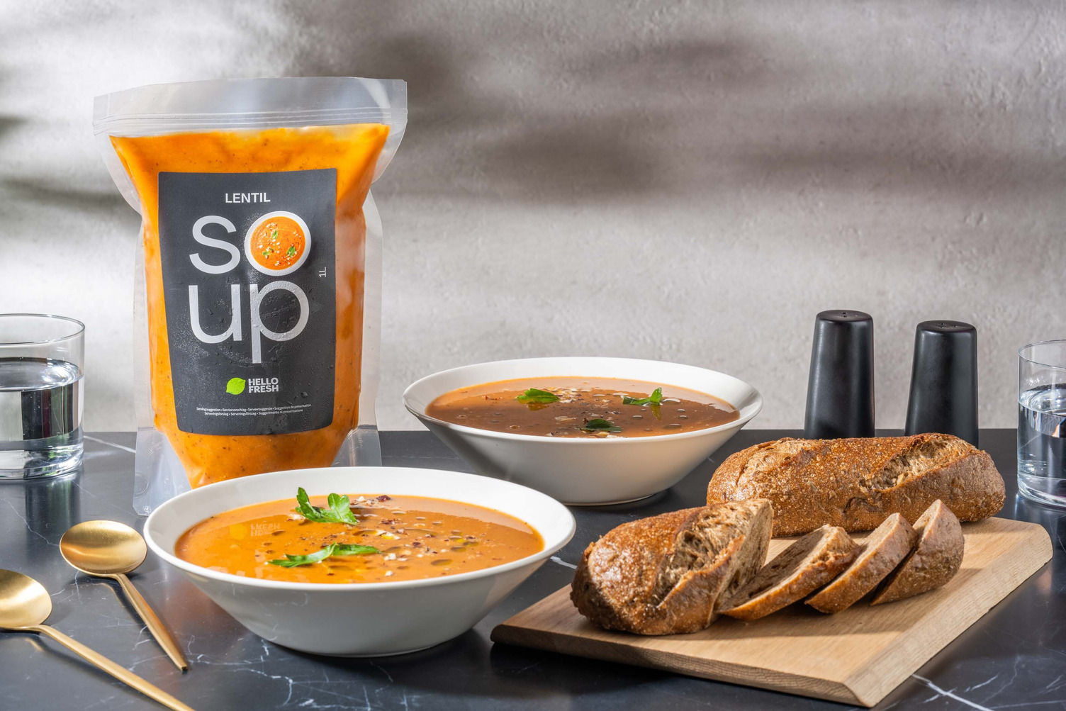 Verse linzensoep en woutkorn demi-baguette Recept | HelloFresh