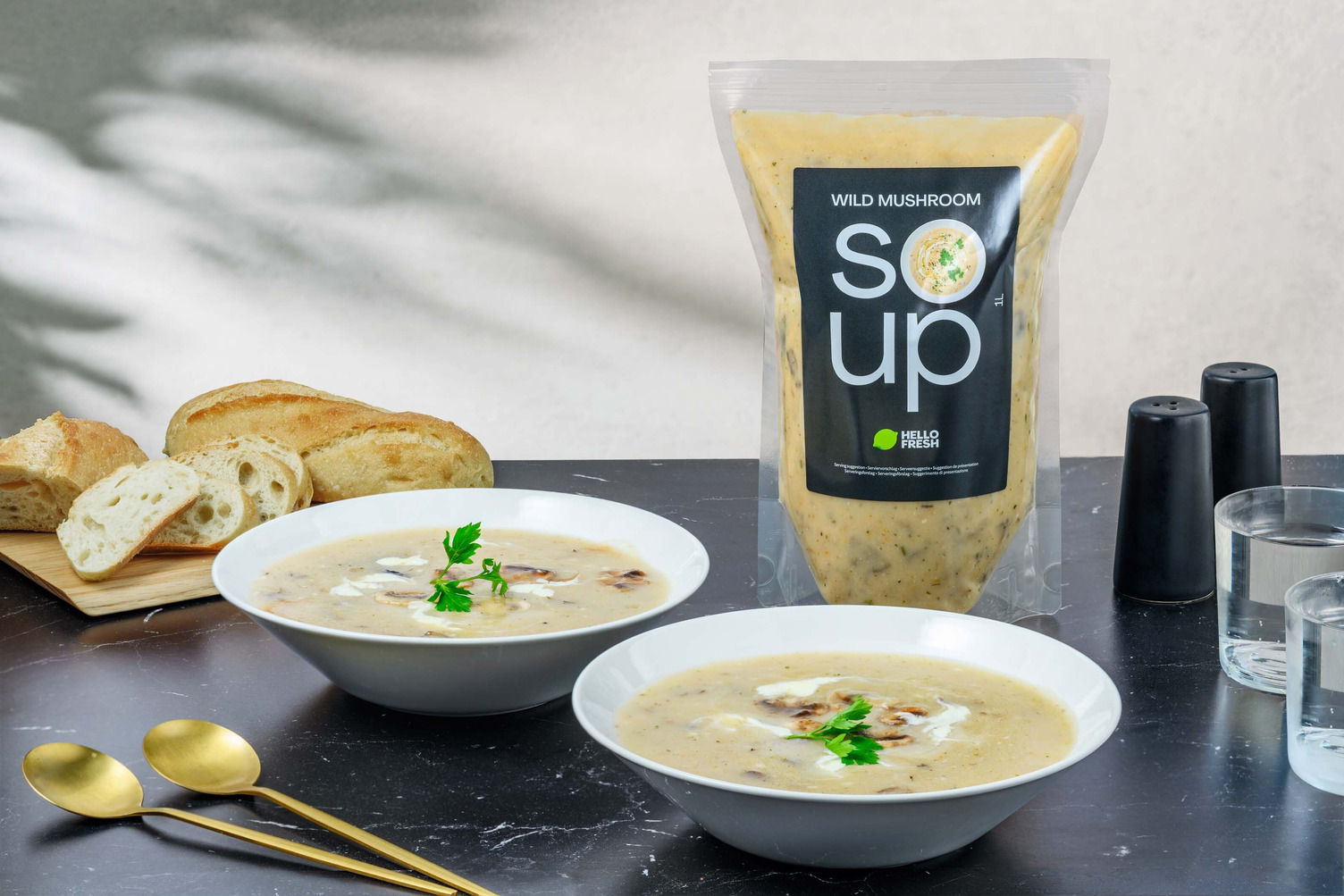 Verse bospaddenstoelensoep en demi-baguette Recept | HelloFresh