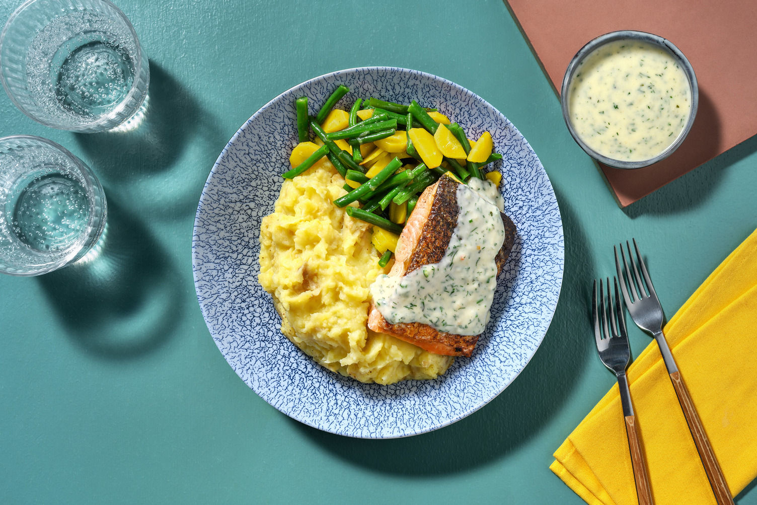 Gebakken zalm in dilleroomsaus Recept | HelloFresh