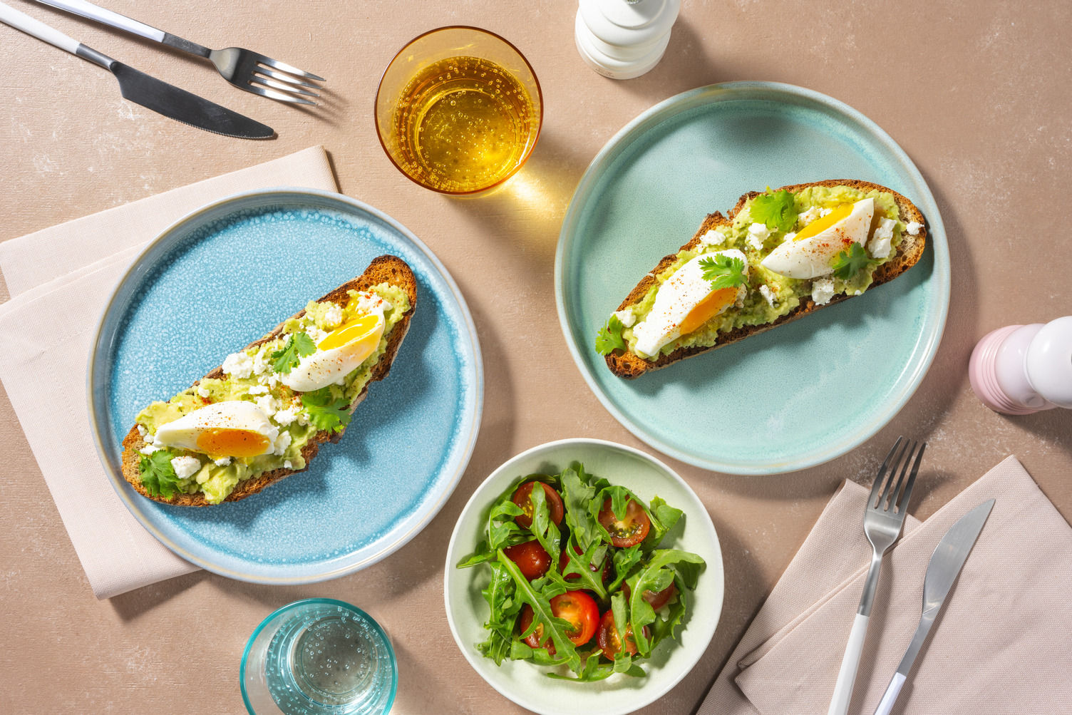 Brunch : Avocado toasts, fromage à la grecque & tomates cerises Recette ...