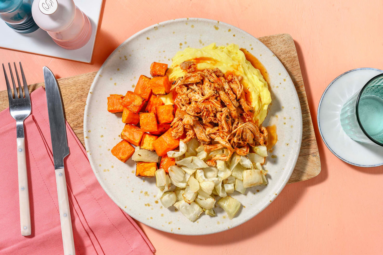 Smokey pulled chicken met zoete aardappel, venkel en puree Recept ...