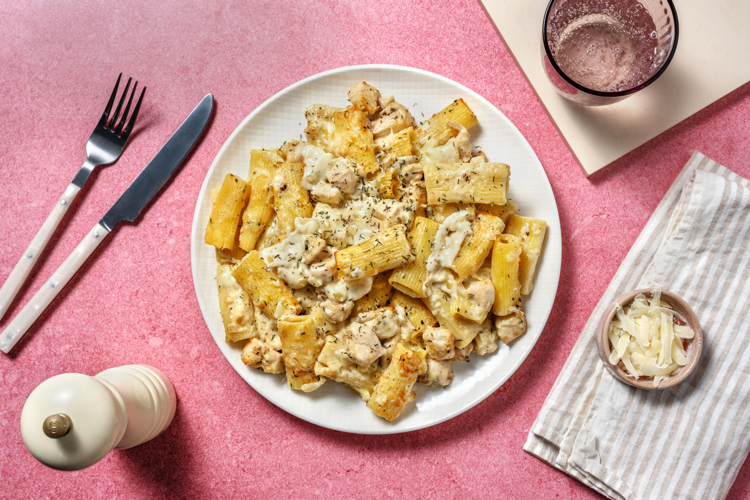 Gratinado de rigatoni con pollo y bechamel | HelloFresh