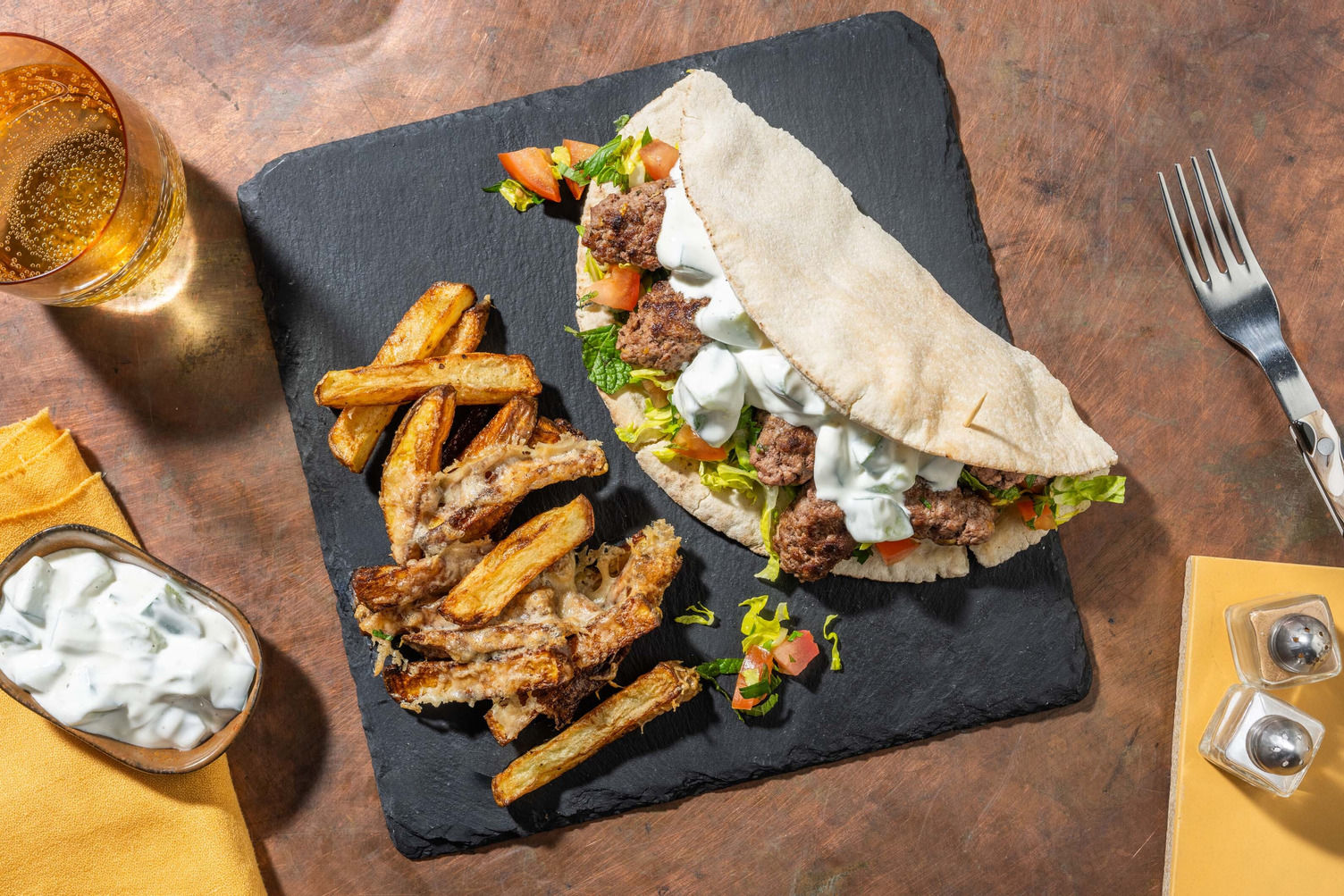 Greek Style Kofta mit Zaziki & Hirtenkäse in Fladenbrot Rezept | HelloFresh