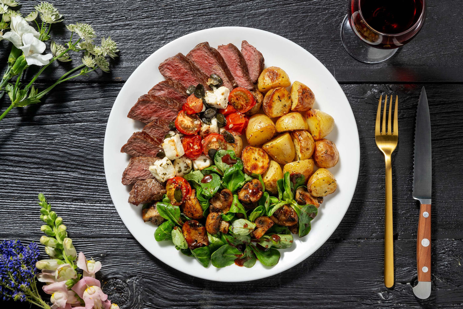Rinderstreifen mit Tomaten-Feta-Haube Rezept | HelloFresh