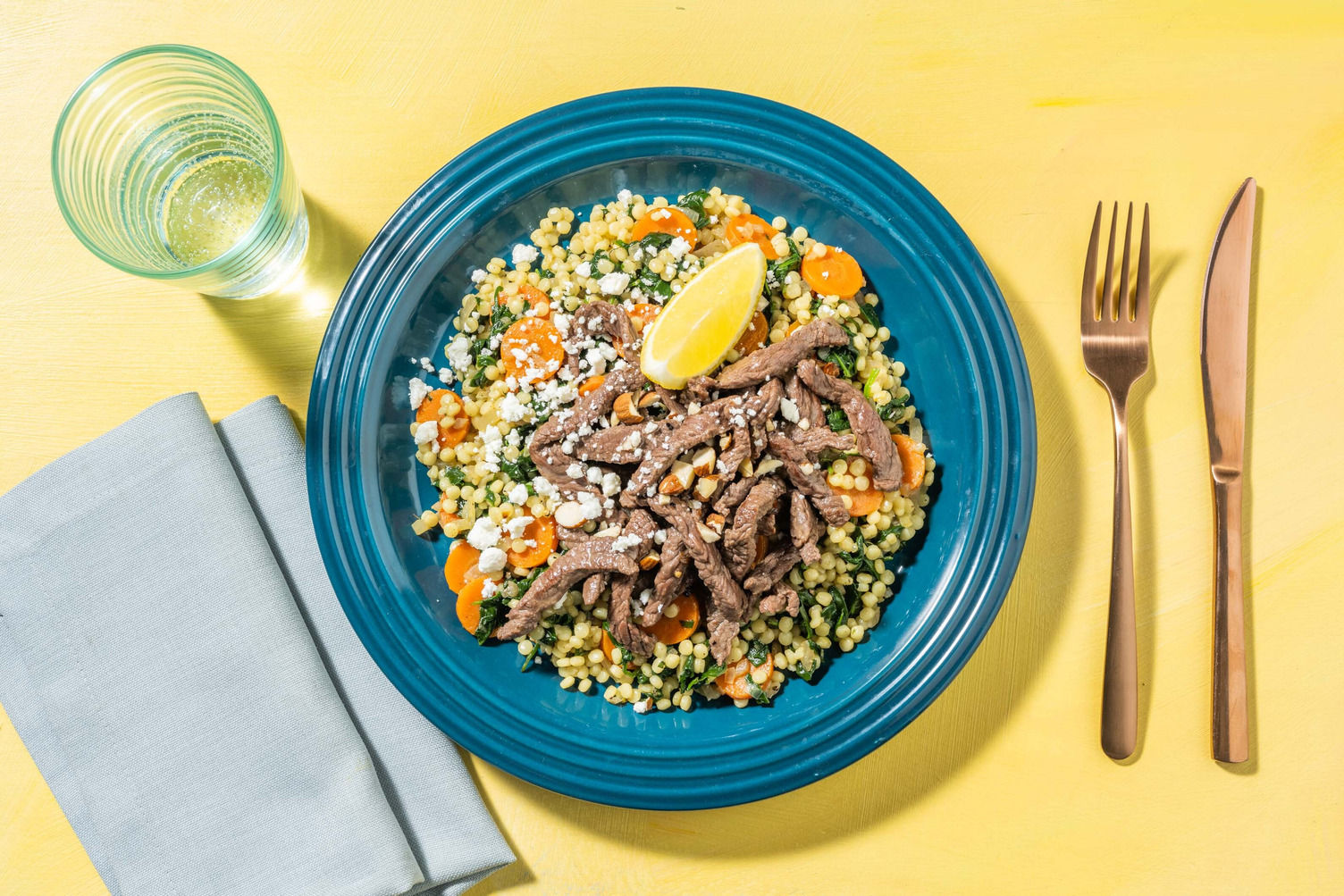 Couscous perlé aux émincés de steak à l'ail Recette | HelloFresh