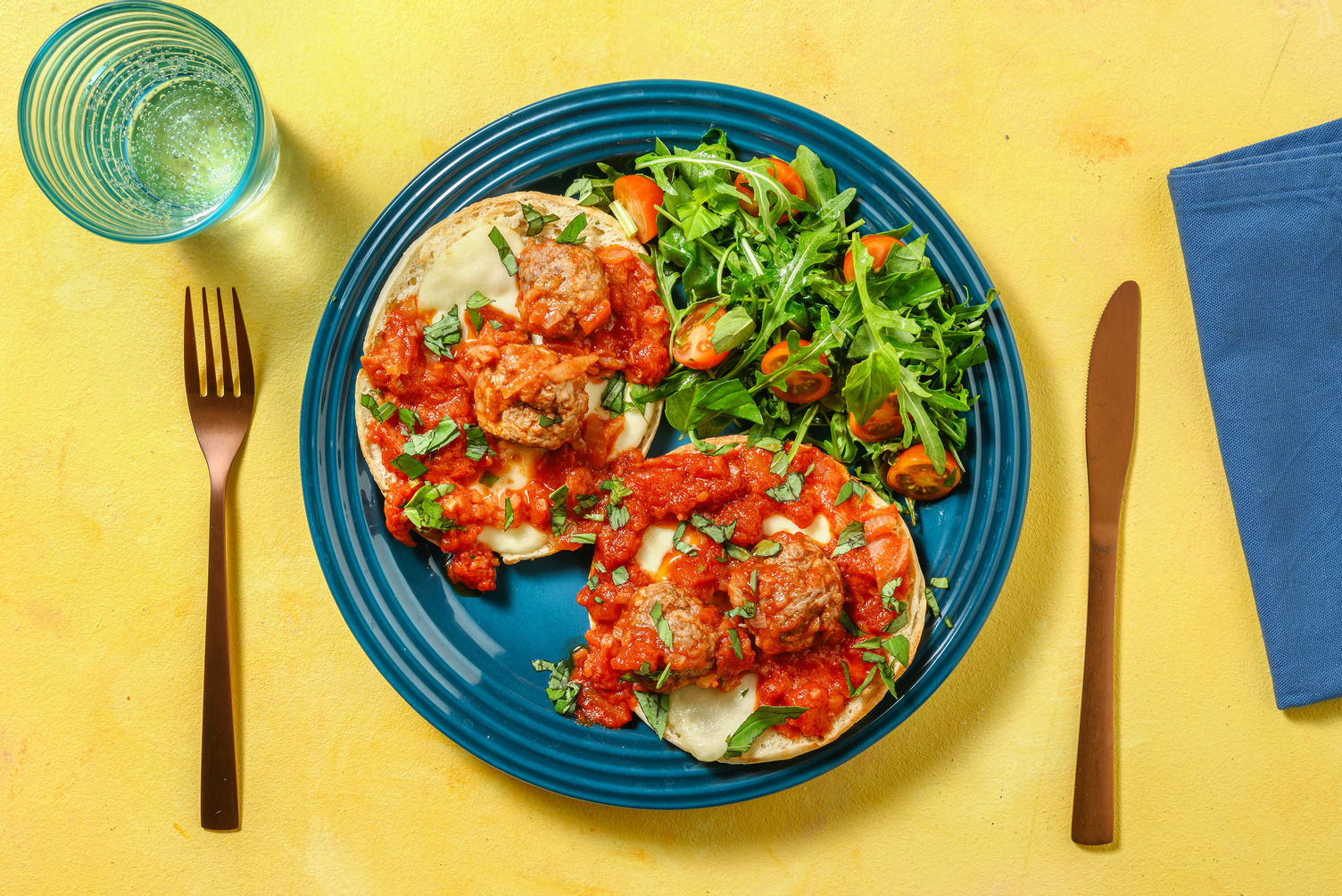 Turks broodje met gehaktballetjes en mozzarella Recept | HelloFresh