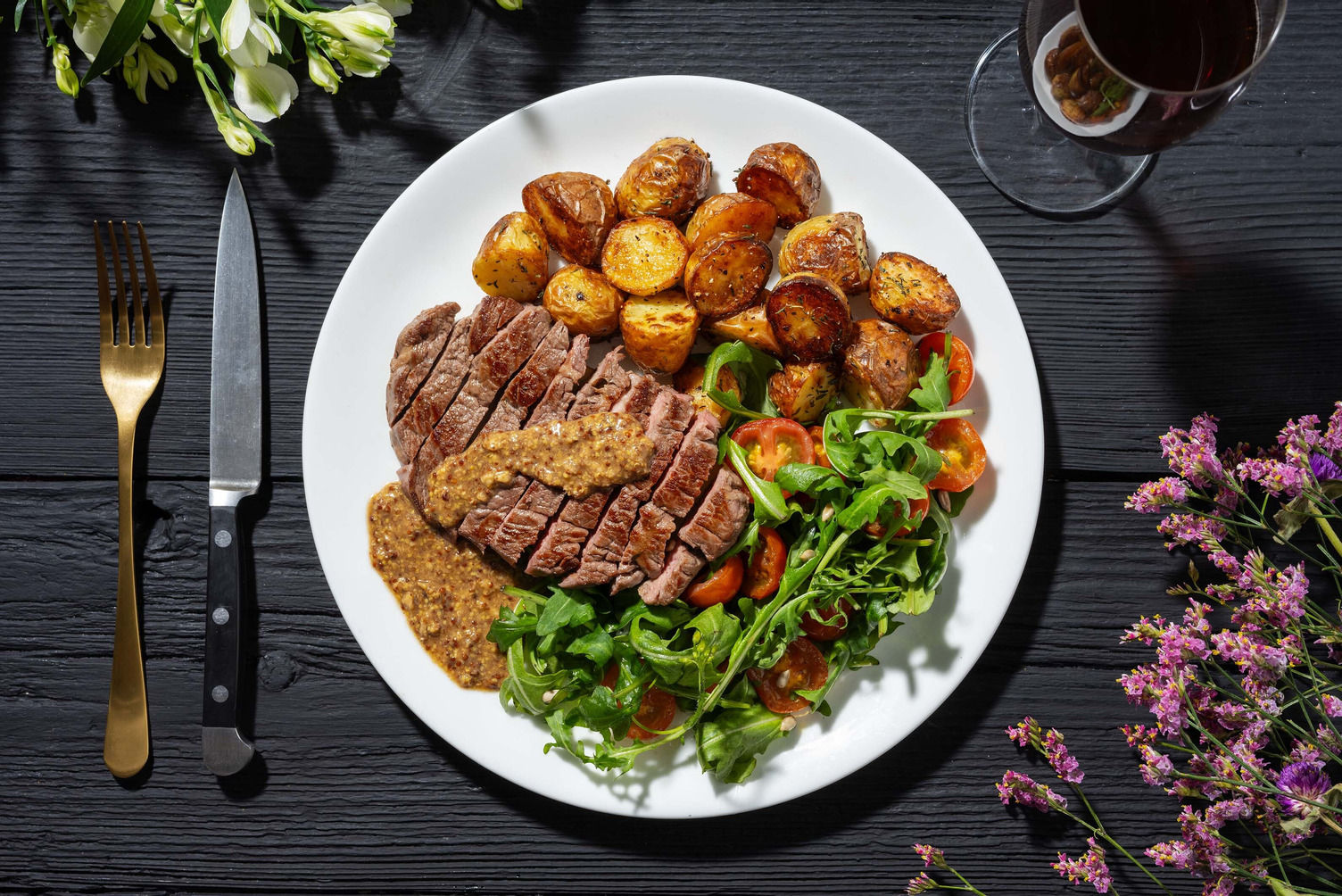 Pannstekt ryggbiff och krämig senapssås Recept | HelloFresh