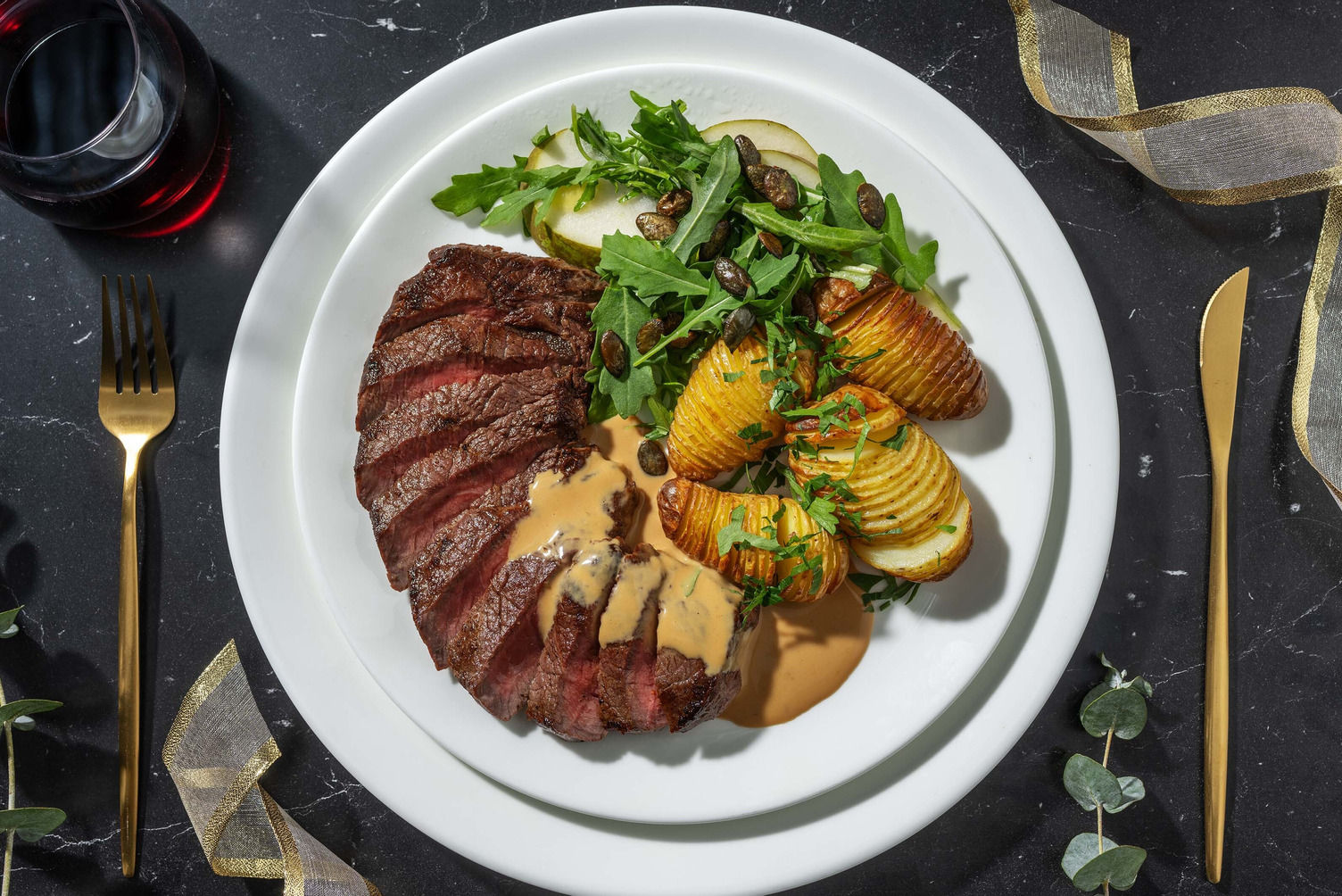 Stekt rumpstek och krämig rödvinssås Recept | HelloFresh