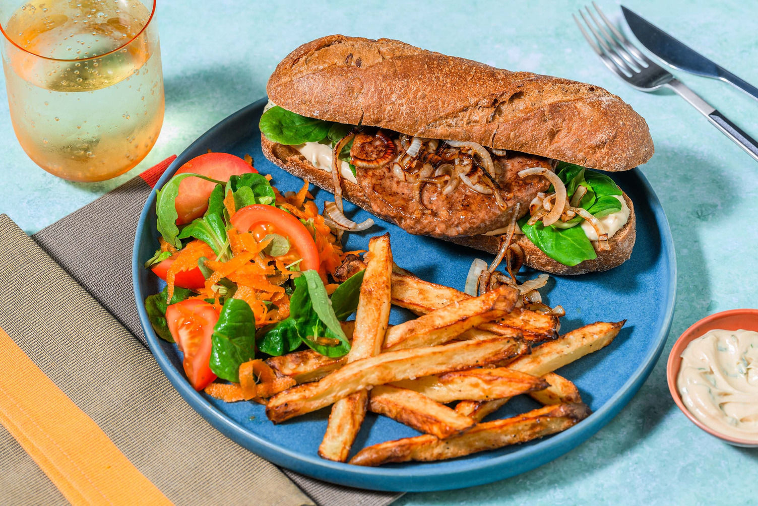 Vegan burger met Amerikaanse frietsaus Recept | HelloFresh