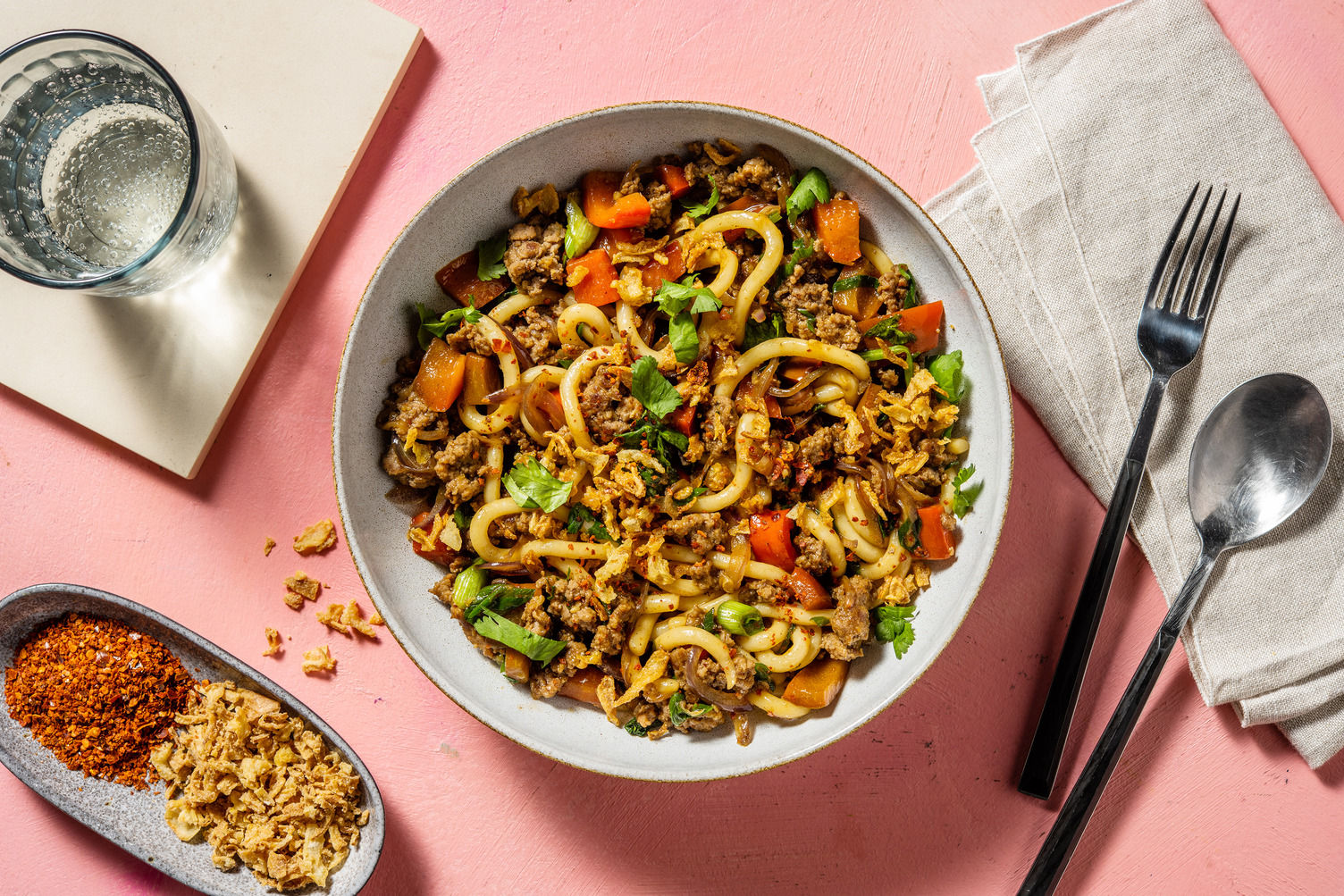 Mixed mince satay udon noodles Recept | HelloFresh