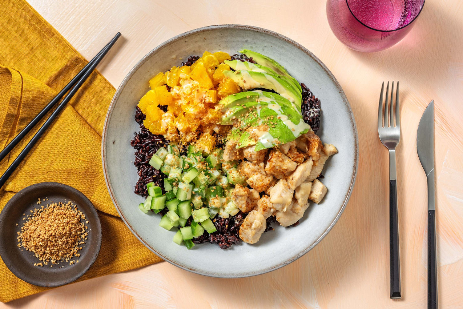 Poke bowl au poulet croustillant et riz noir Recette | HelloFresh