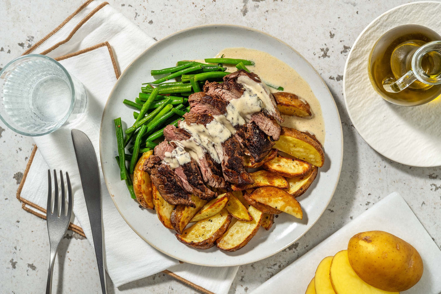 Pavé de bœuf sauce poivre façon bouillon parisien Recette | HelloFresh