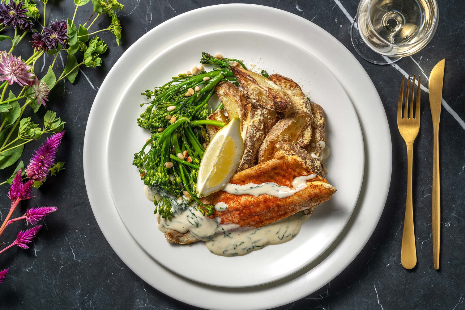 Ovnsbakt havabbor og kremet basilikumsaus | HelloFresh