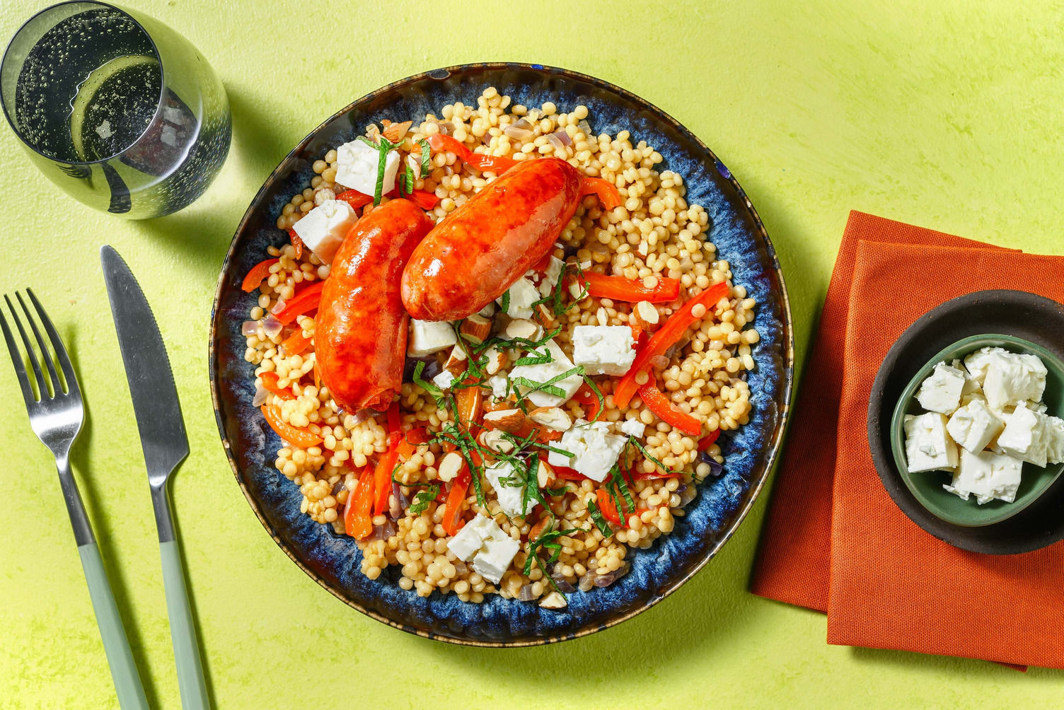 Couscous perlé et saucisses de poulet Recette | HelloFresh