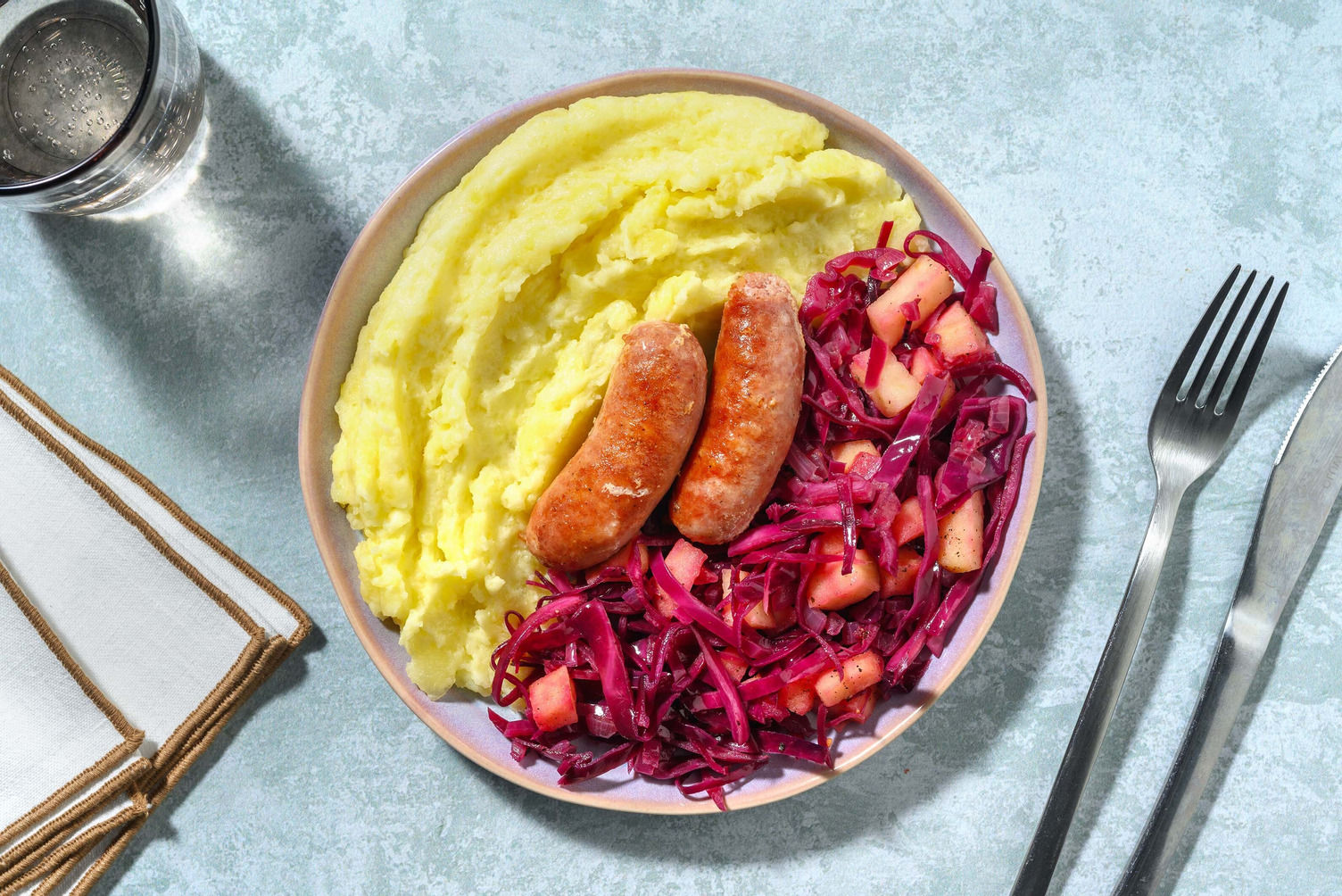 Gestoofde rode kool met kipworstjes Recept | HelloFresh