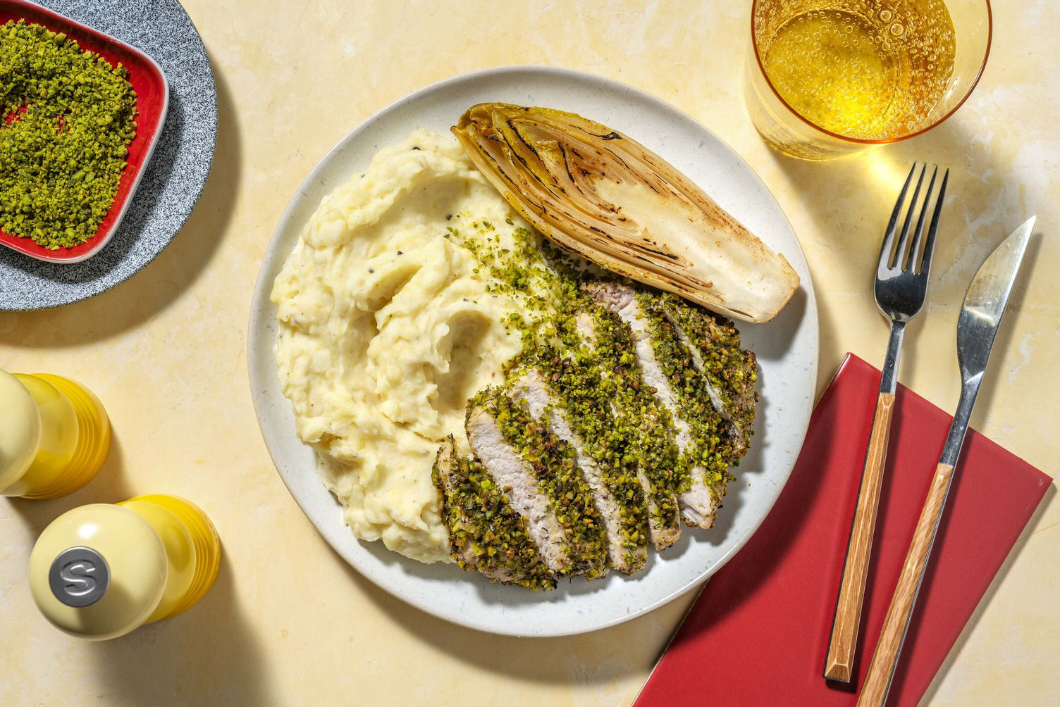 Varkensoester met pistache-tijmkorst Recept | HelloFresh