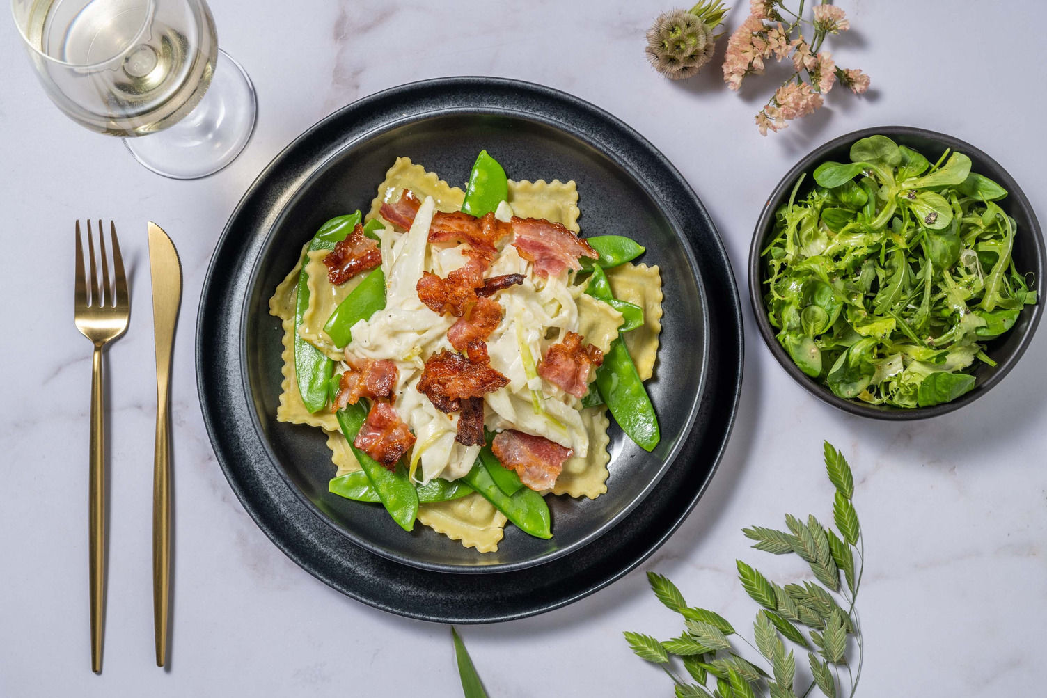 Verse ravioli met spek en venkel-geitenkaassaus Recept | HelloFresh