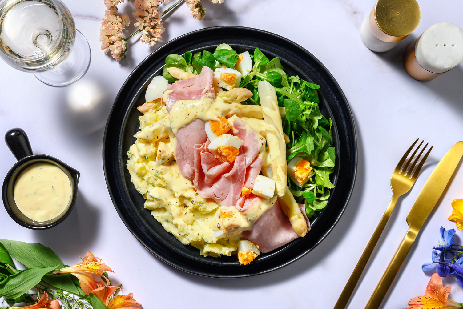 Witte asperges in bearnaisesaus met ham en eieren Recept | HelloFresh