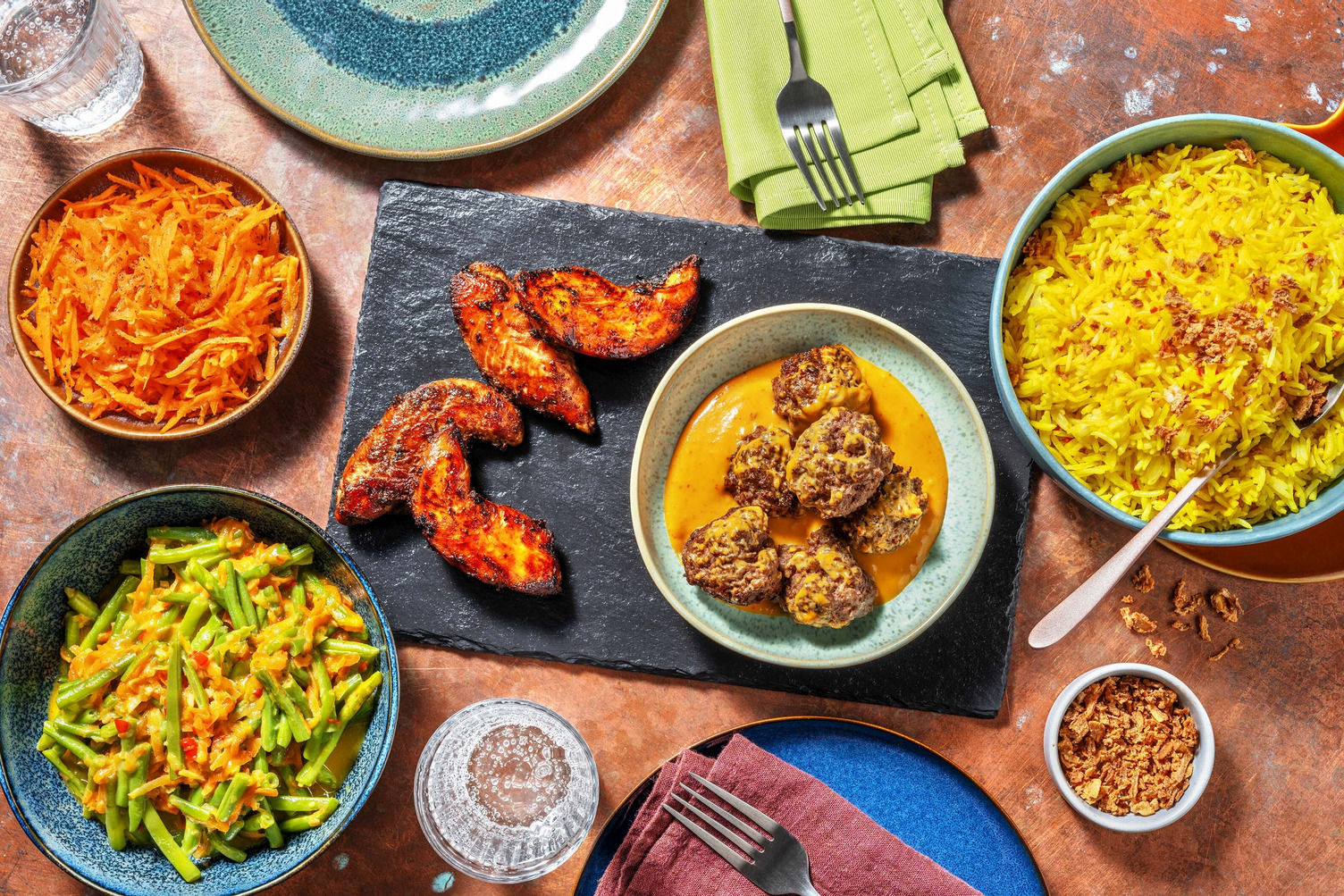 Table de riz au boulettes à la sauce saté et poulet Recette | HelloFresh