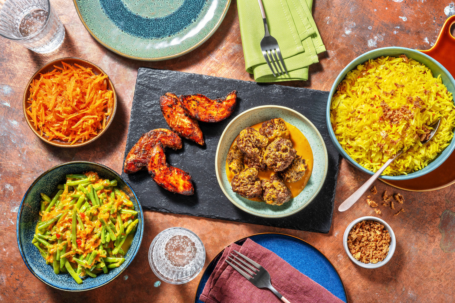 Table de riz au boulettes à la sauce saté et poulet Recette | HelloFresh