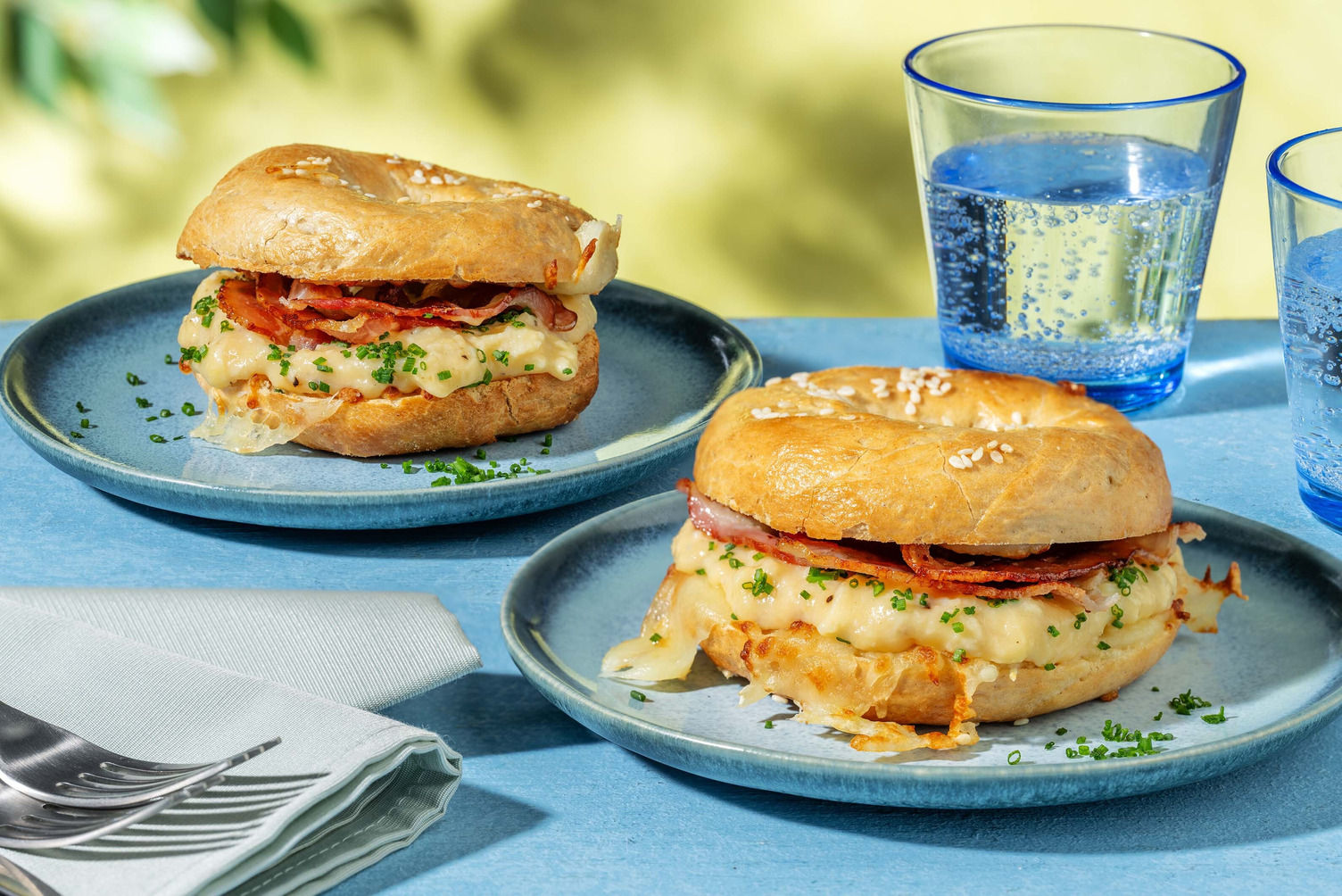 Bagel aux œufs brouillés, lard et fromage Recette | HelloFresh