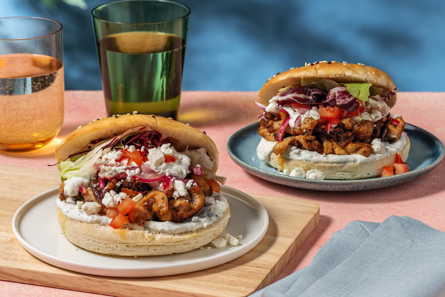 Turks broodje met kip kebab en yoghurt-knoflooksaus Recept | HelloFresh