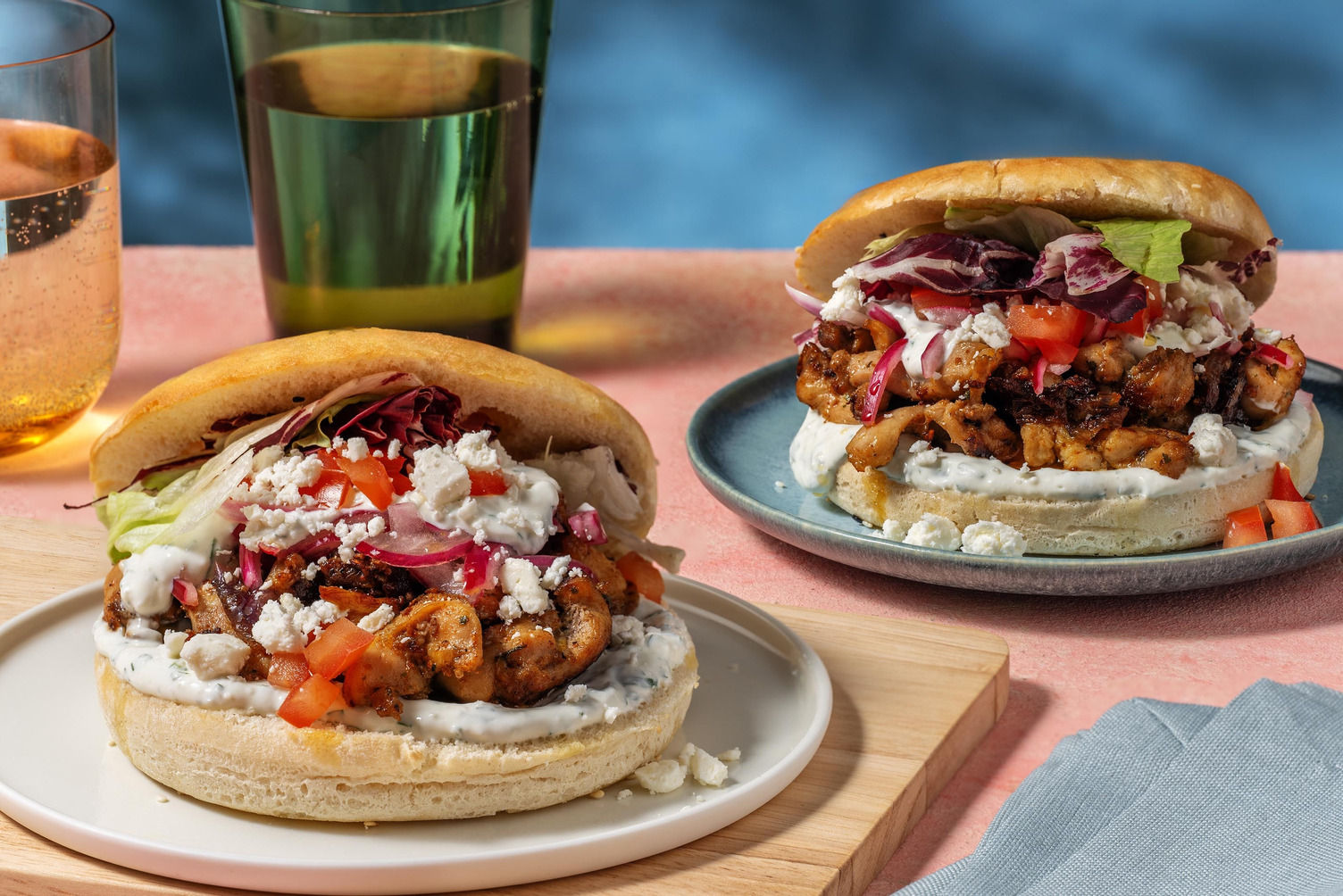 Pitabroodjes met kip kebab en yoghurt-knoflooksaus Recept | HelloFresh