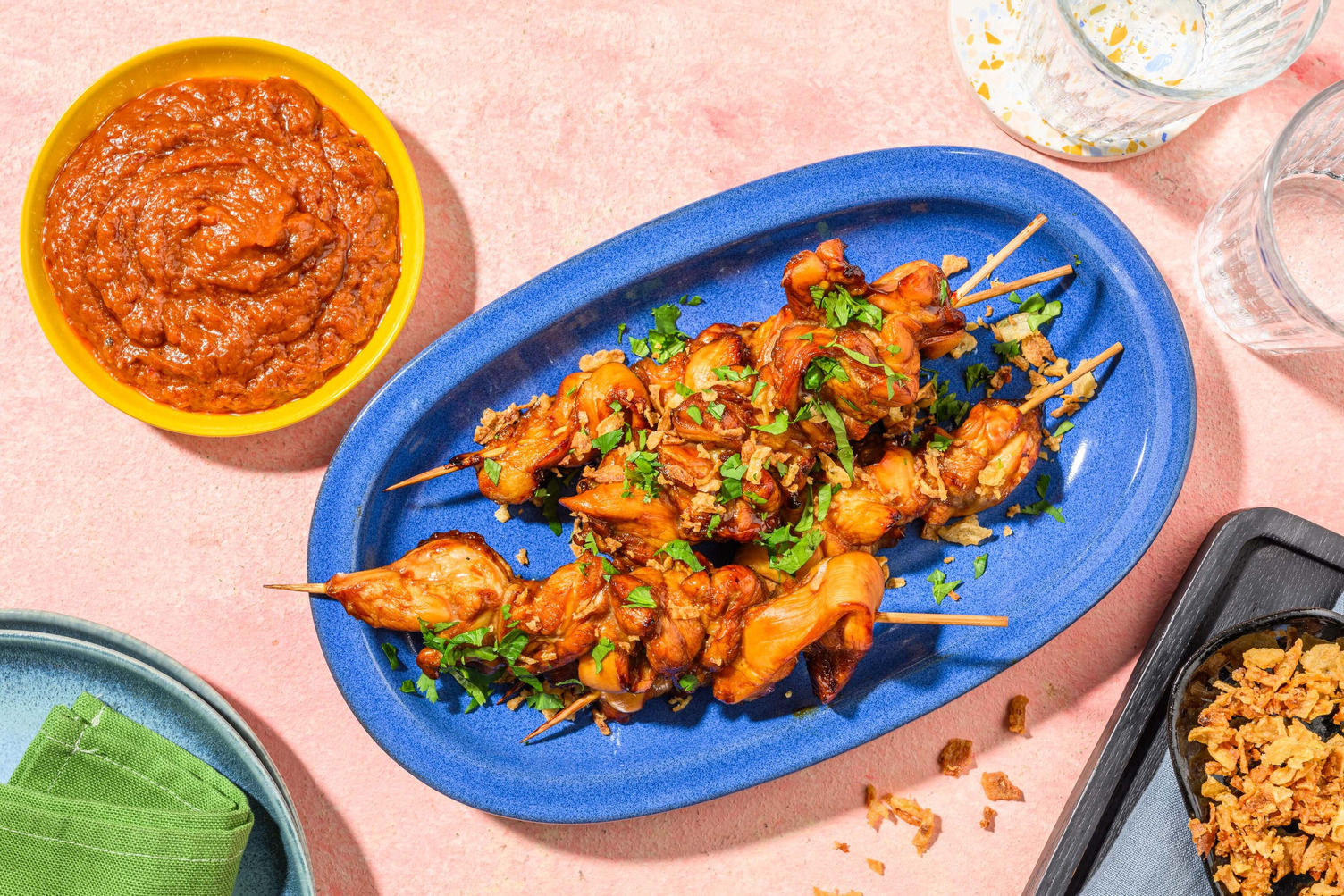Kipsaté met pindasaus Recept | HelloFresh