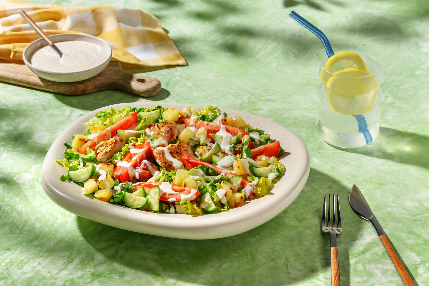 Caesar Salad mit Chicken, dazu eine Limo Rezept | HelloFresh