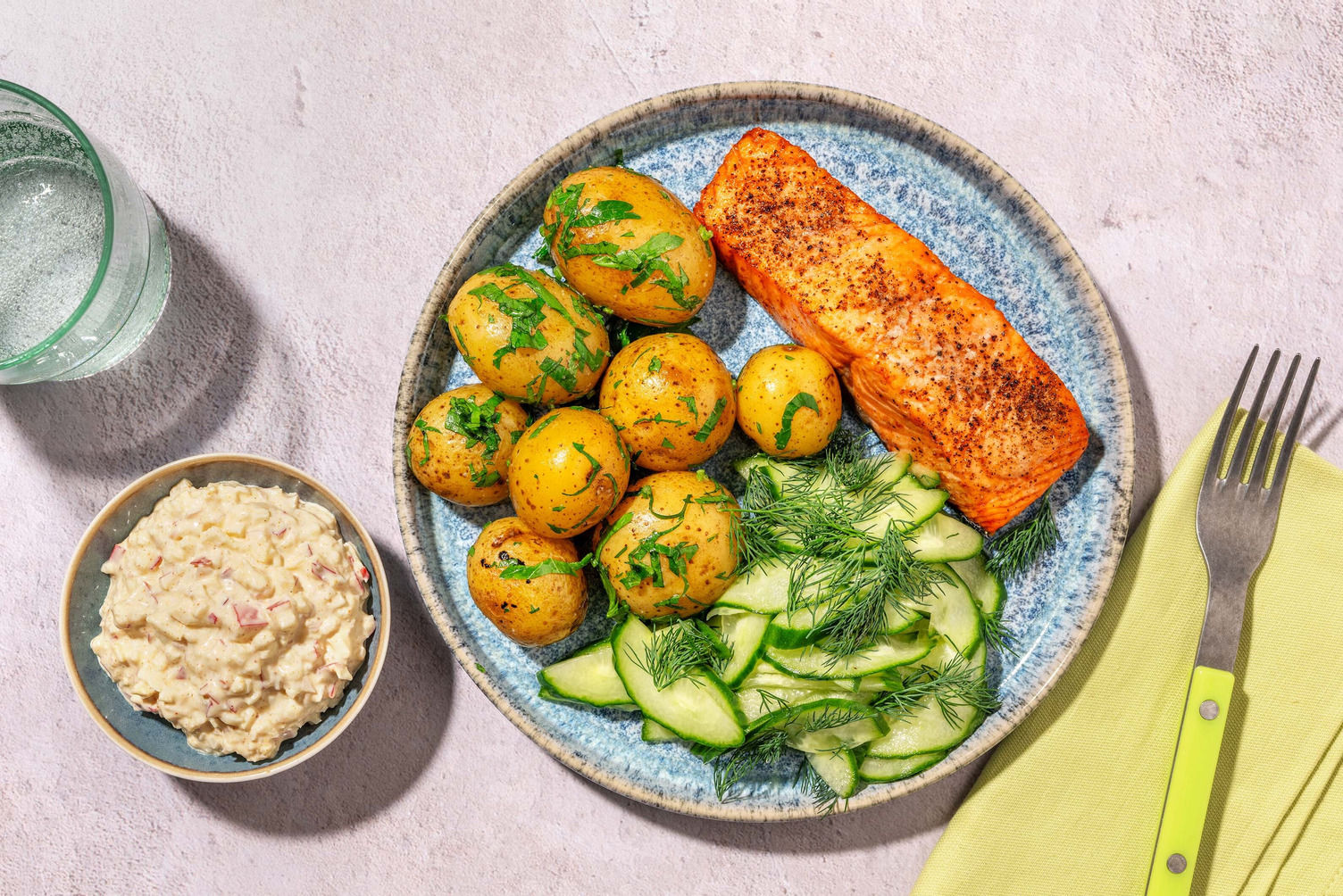 Ovnbagt laks og karry-æbleremoulade | HelloFresh