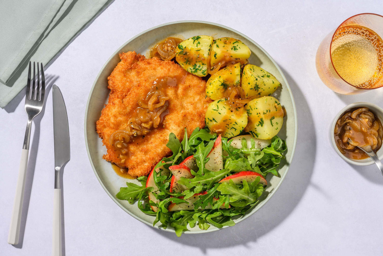 Hvitløkspanert kylling og brun saus | HelloFresh