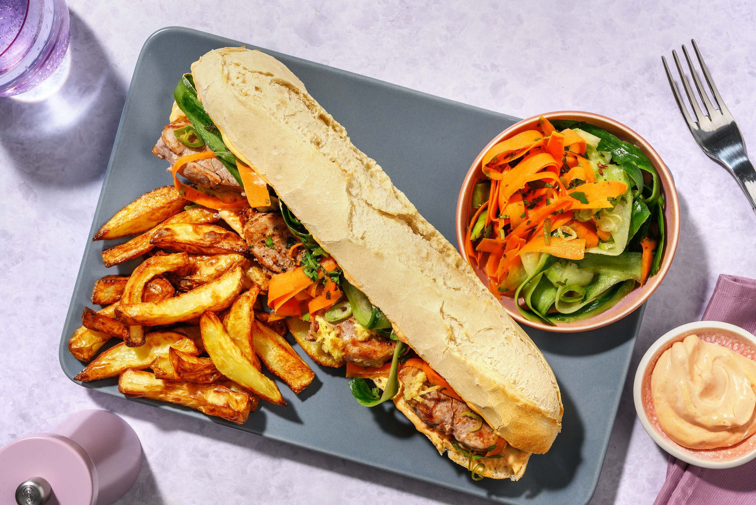 Bahn mi-baguett og glasert svinekjøtt | HelloFresh
