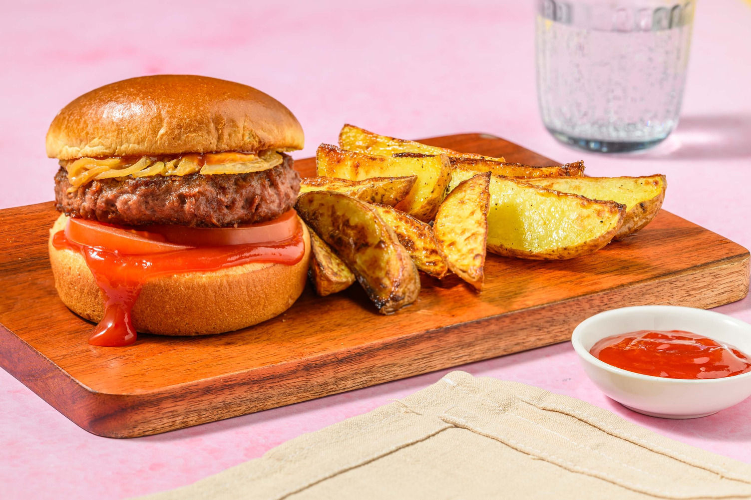 Beyond Burger mit karamellisierten Miso-Zwiebeln Rezept | HelloFresh
