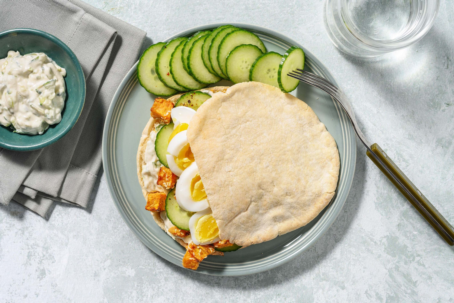 Pita alle uova sode e tzatziki alla tahina | HelloFresh