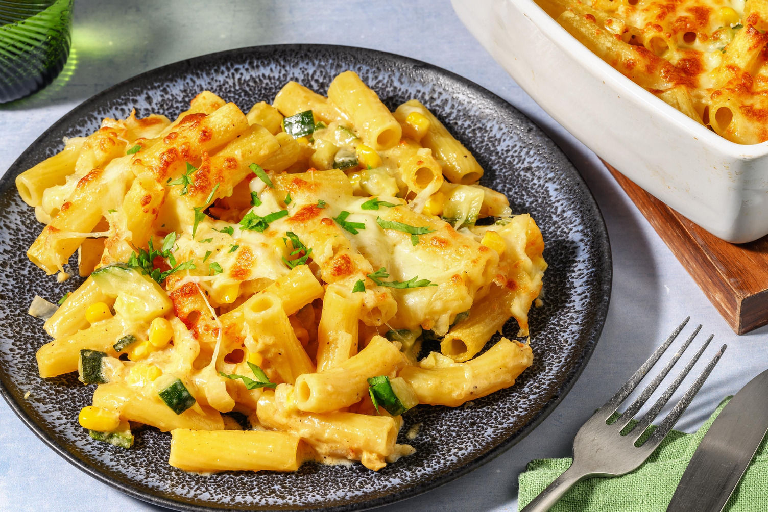 Ovnbagt pastagratin med zucchini og grillost | HelloFresh