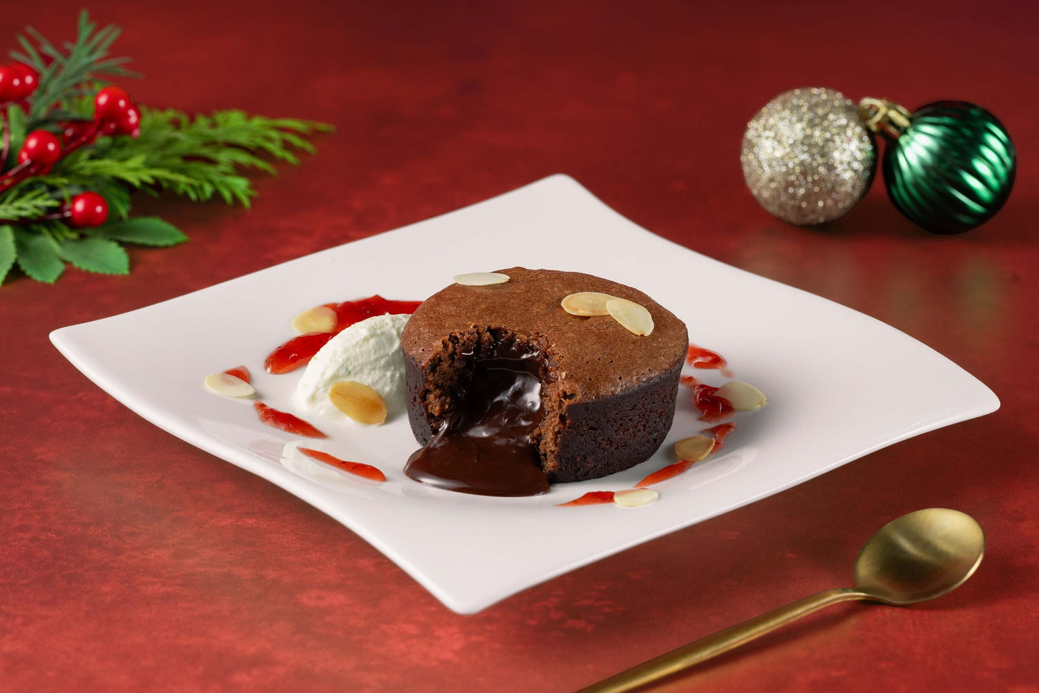 Chocolade moelleux met aardbeiensaus Recept | HelloFresh