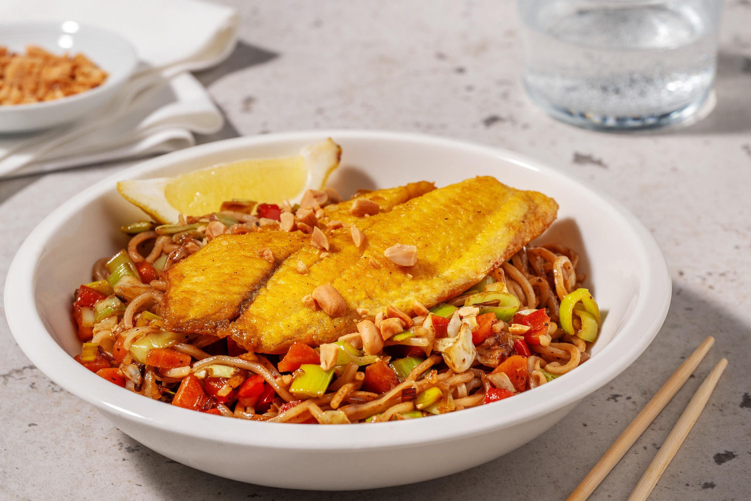 Filet de pangasius et nouilles sautées Recette | HelloFresh