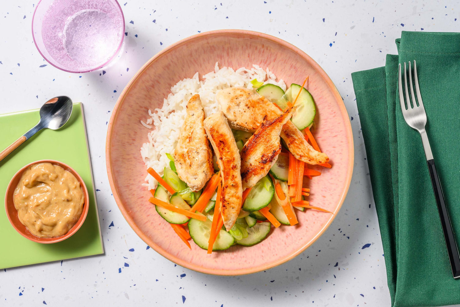 Stekt kyckling och sataydipp Recept | HelloFresh