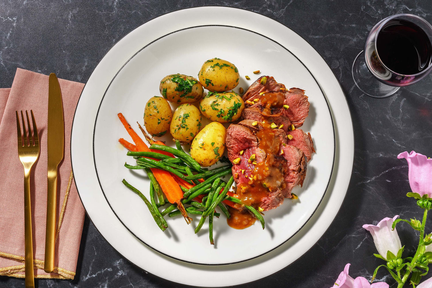 Pannstekt lamm och rödvinssås Recept | HelloFresh