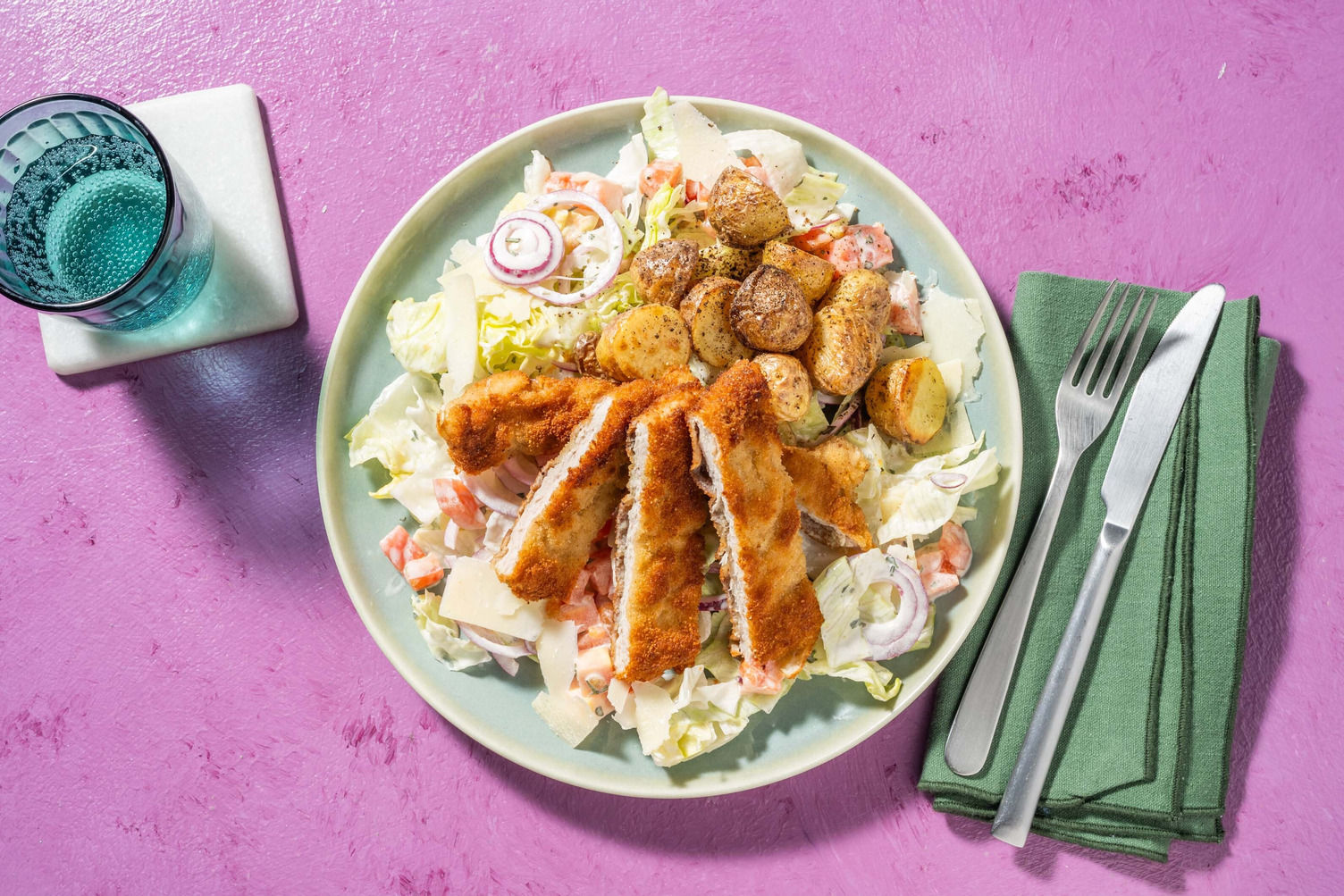 Salade aux lanières d'escalope panée & grenailles rôties Recette | HelloFresh