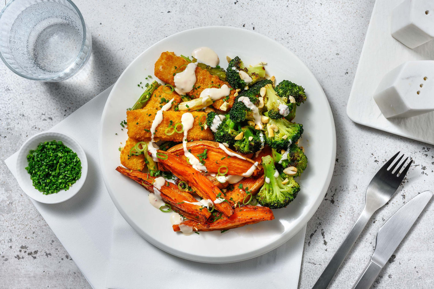 Traybake met vegan fish sticks Recept | HelloFresh