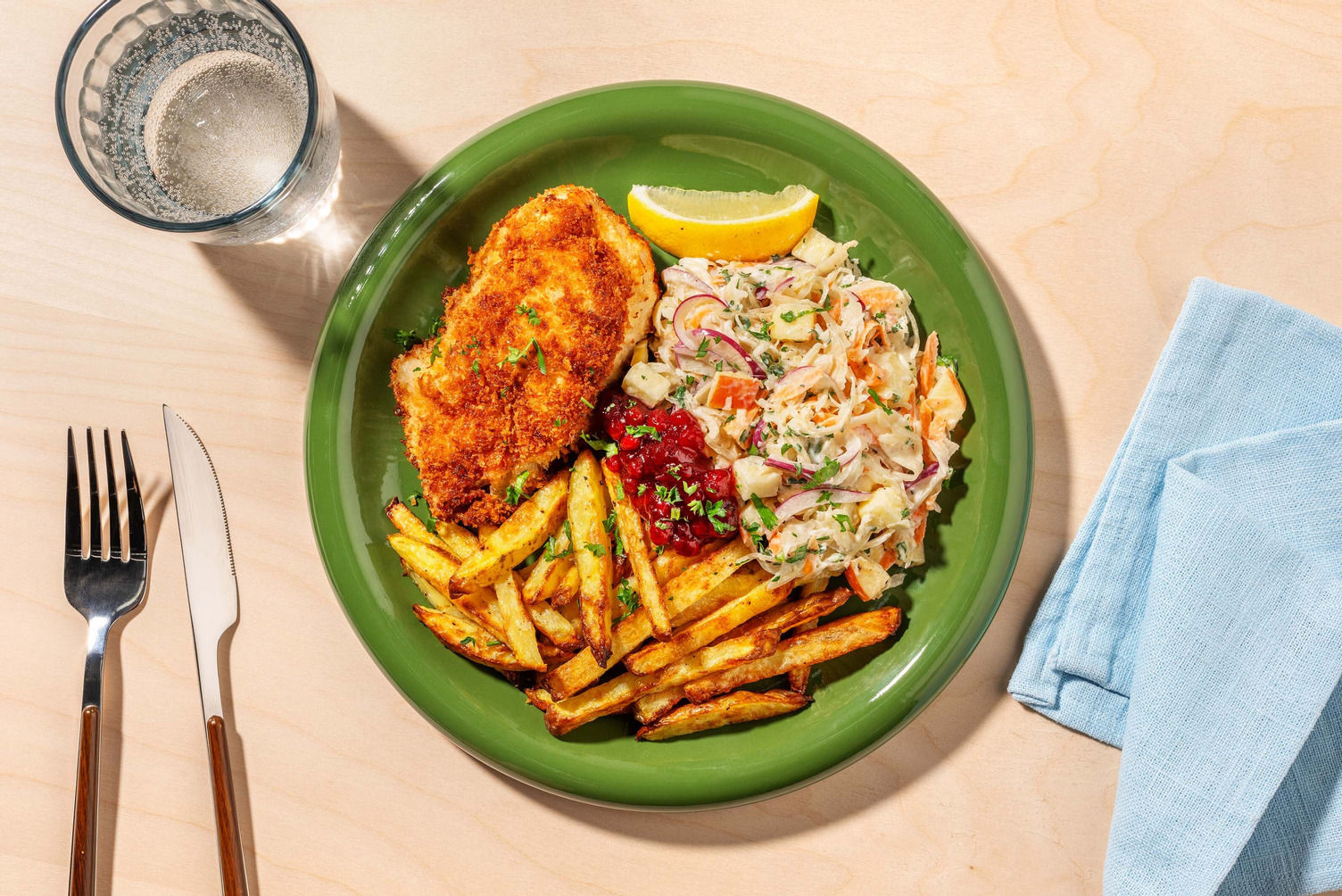 Escalope de poulet panée et frites au four maison Recette | HelloFresh