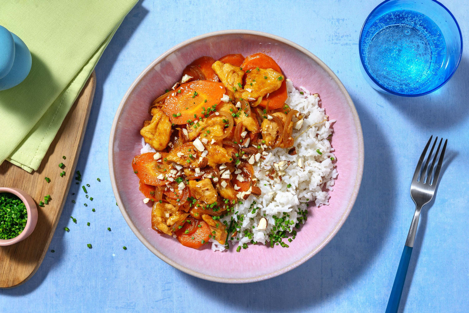 Pollo saltato alle mandorle e carote | HelloFresh